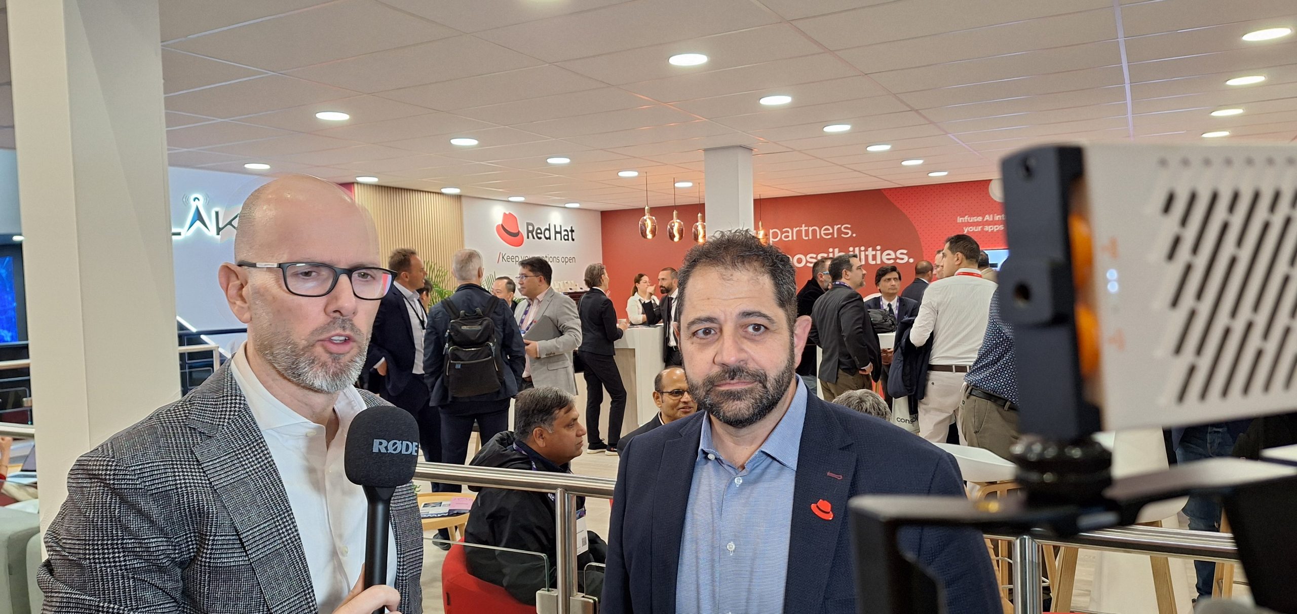 MWC24 Gino Grano Red Hat – TeleSemana.com